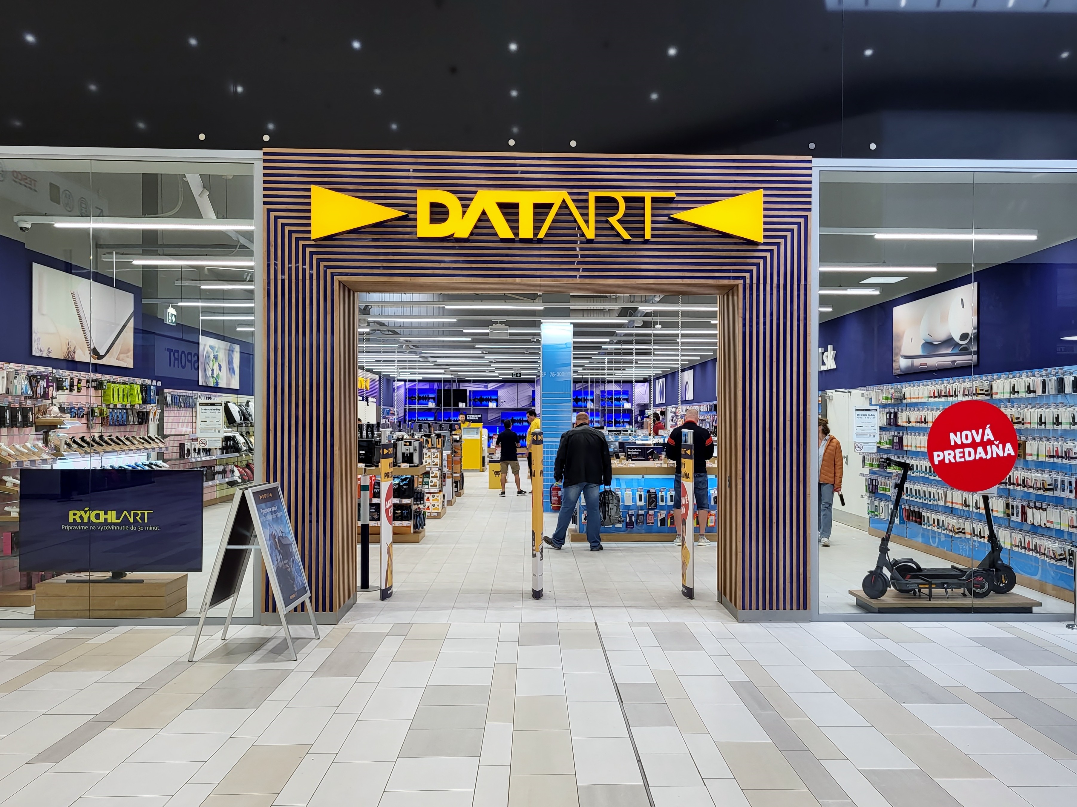 DATART hlási akciu v OC Galéria Petržalka | Petržalka | Mestské časti ...