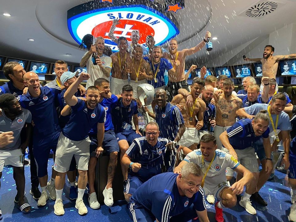 Futbalisti ŠK Slovan Bratislava sa tešia zo zisku Slovenského pohára ...