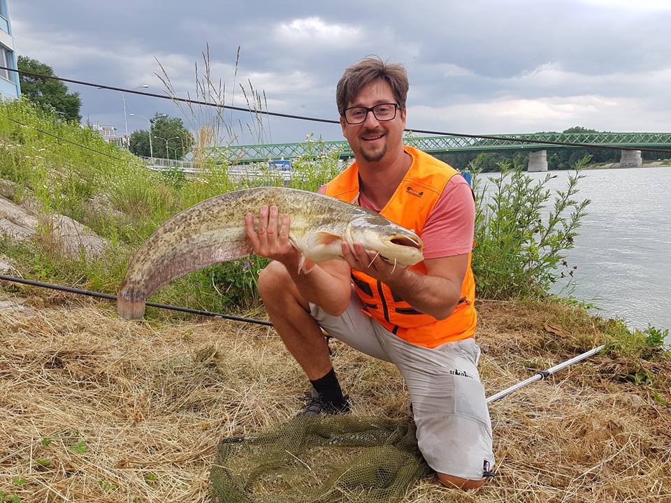 FOTO: Prekvapený rybár Marek – pozrite sa, kto mu pomáhal vytiahnuť z Dunaja sumca | Život v ...