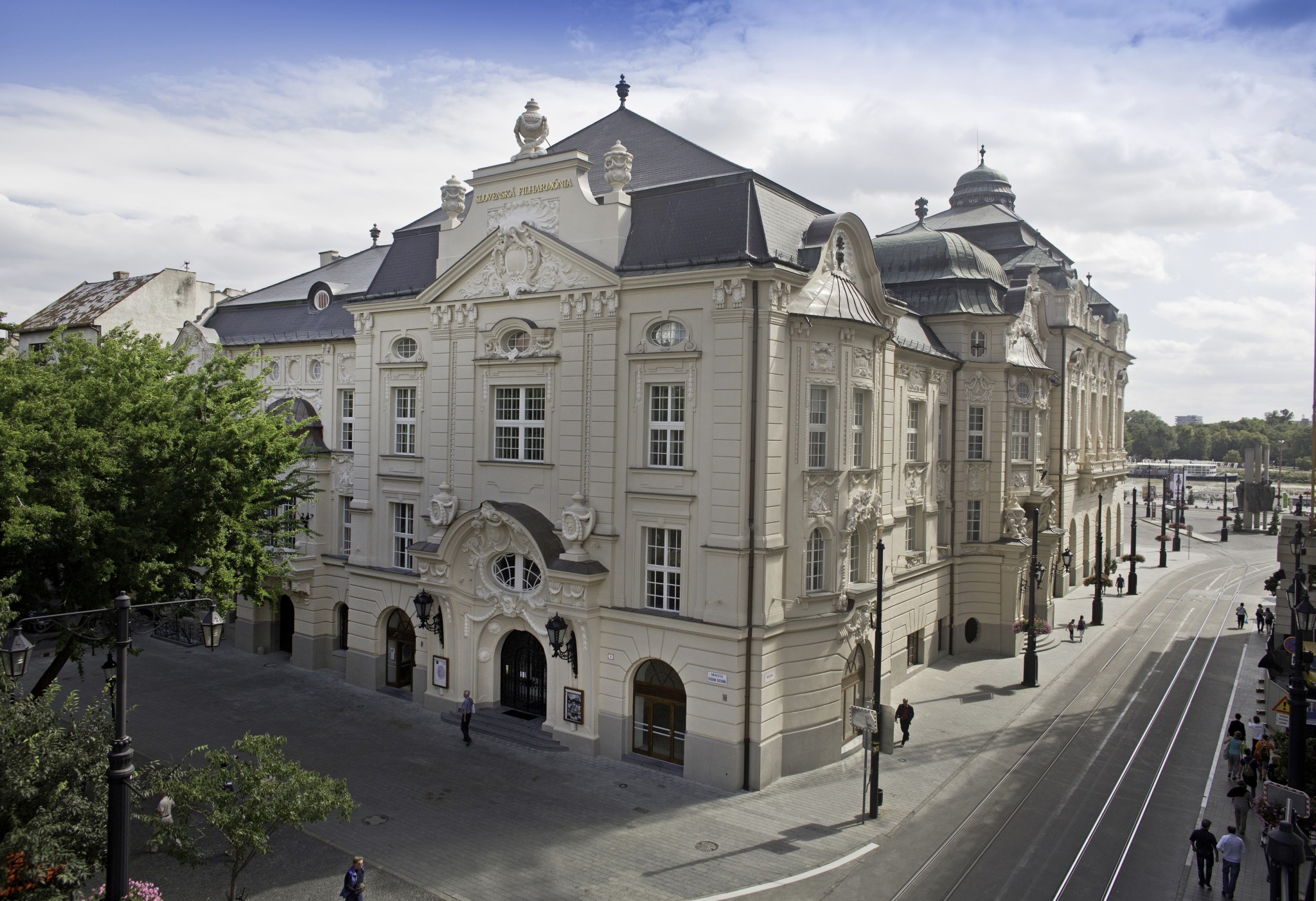 Slovenská filharmónia sa predstaví pod taktovkou P. Feranca | Kultúra ...