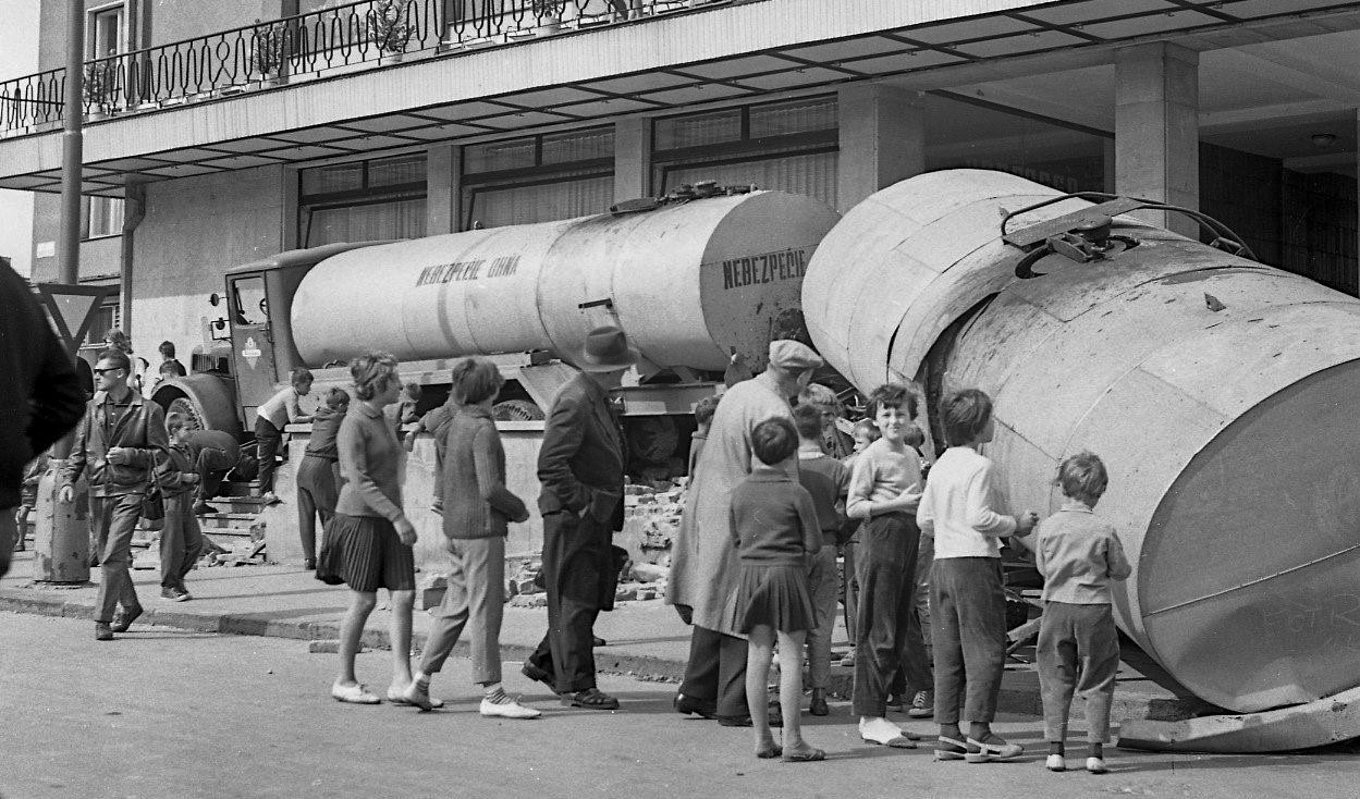 Boli ste pri tejto kurióznej autonehode? Vodič cisterny vyletel až na ...