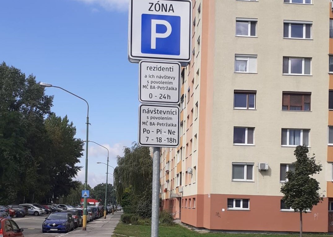 Nové parkovacie zóny v Petržalke z dielne mestskej časti fungujú ...