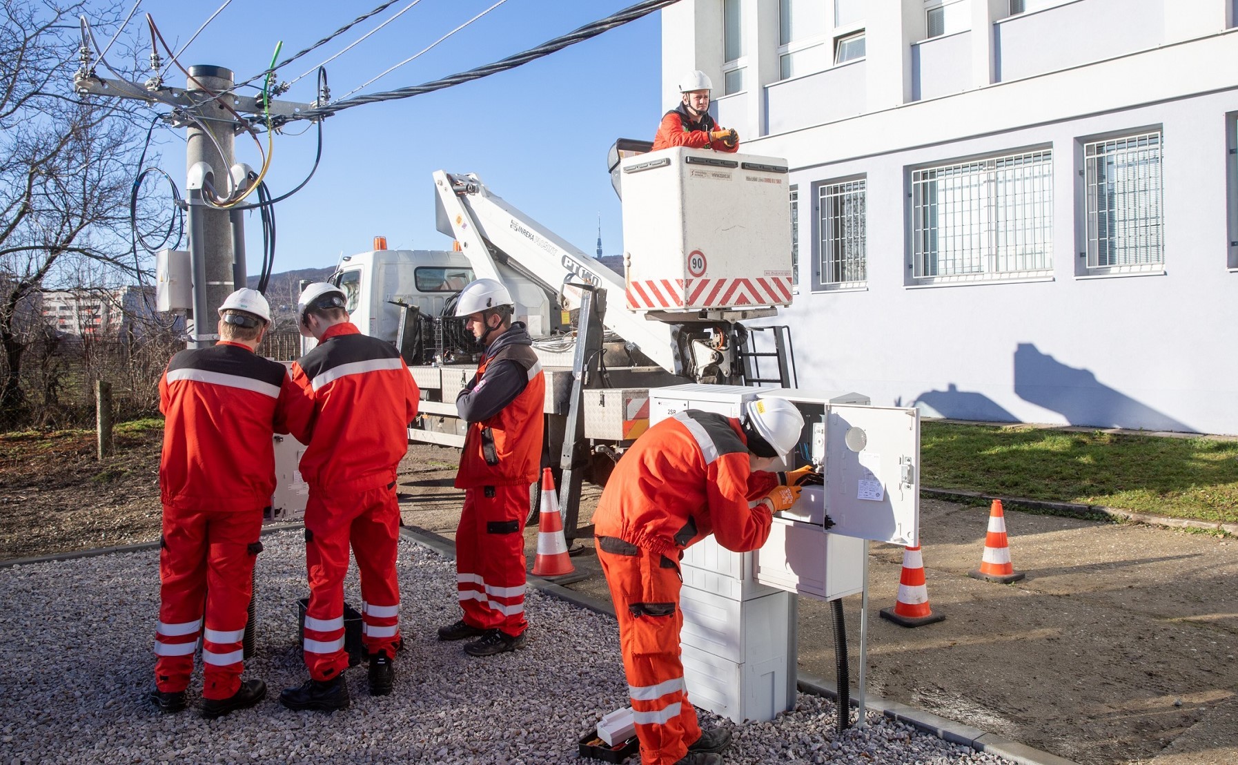 VIDEO: Mladí elektrotechnici z Rače získali špičkové zariadenie, v ...