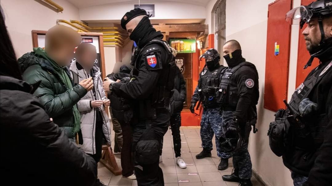 Mestskí policajti si opäť posvietili na mladistvých popíjajúcich alkohol | Staré Mesto | Mestské ...