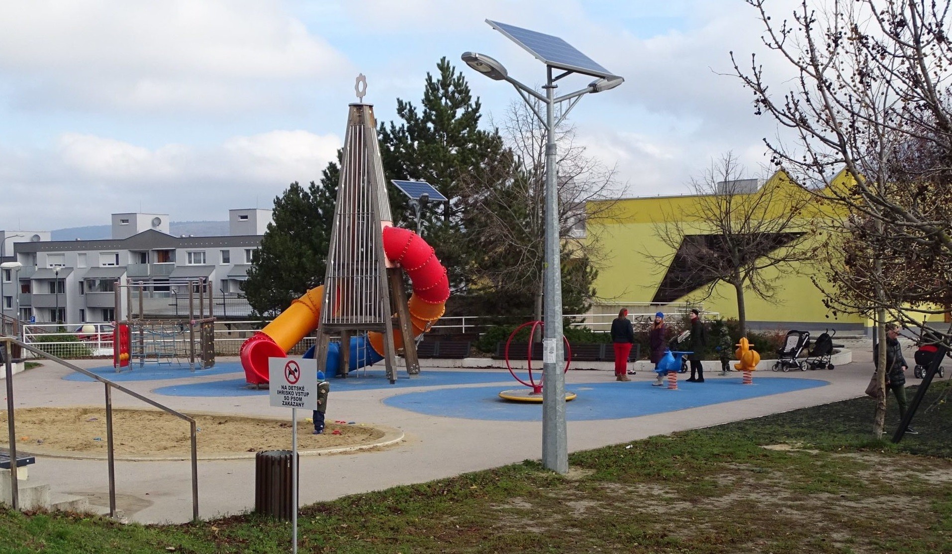 Skontrolovali detské ihriská v Karlovej Vsi | Samospráva | Bratislavské ...