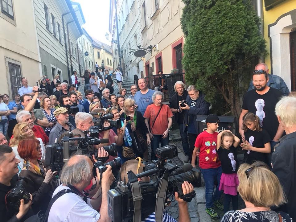 ANKETA: Bratislava má novú kontroverznú sochu - nahého mužíka s mierne ...