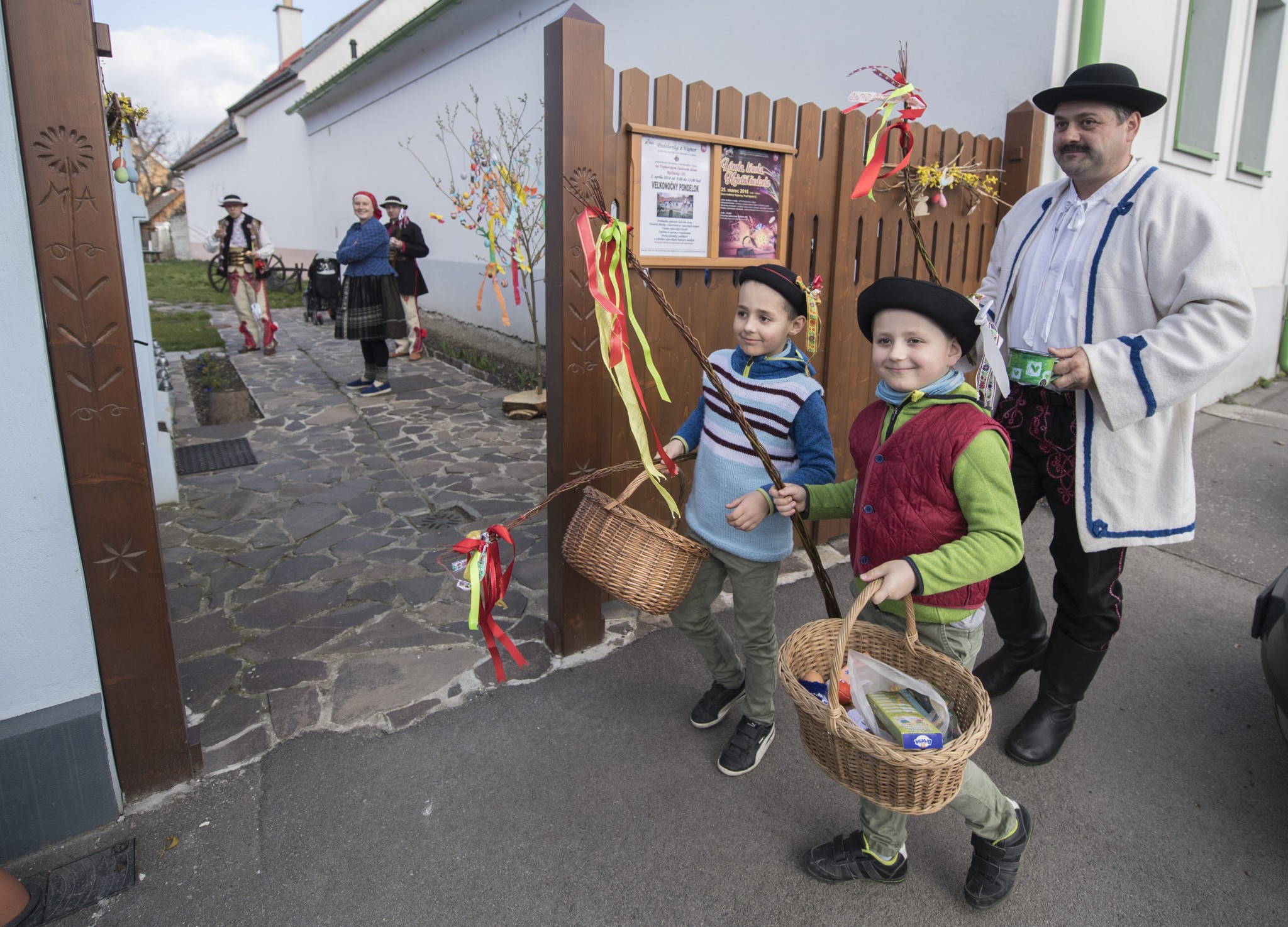 Šibačka a oblievačka: Čo symbolizujú, kde sa šibe a kde oblieva ...