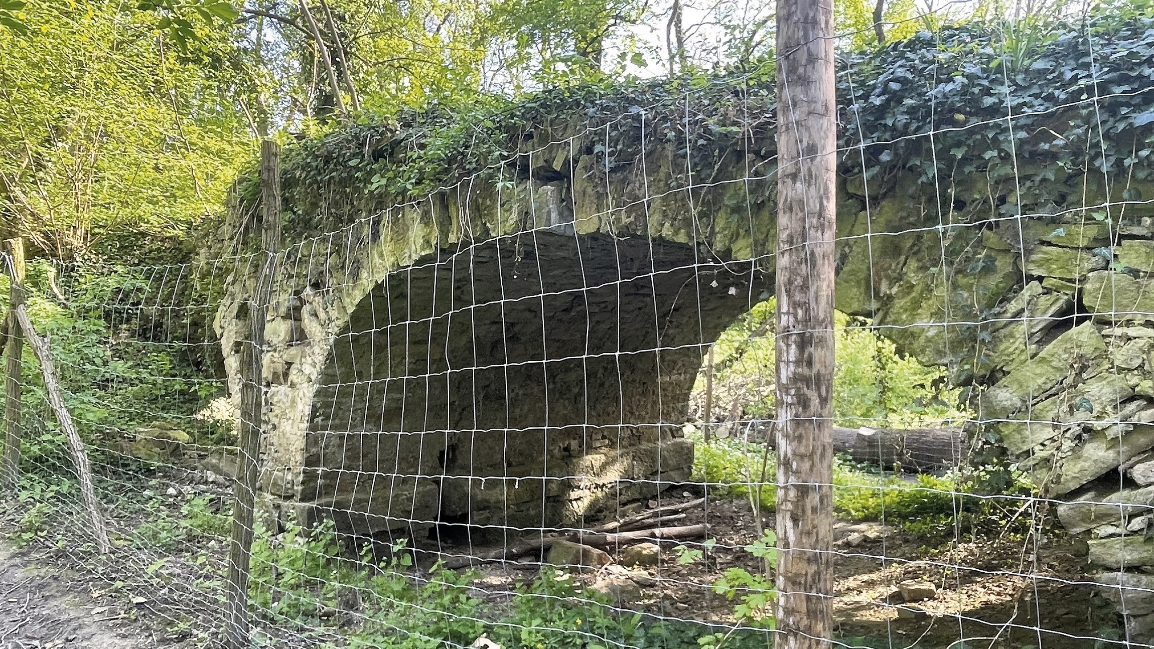 Vzácny barokový most v Jarovciach sa rozpadá, nikomu nepatrí. Čo ďalej ...