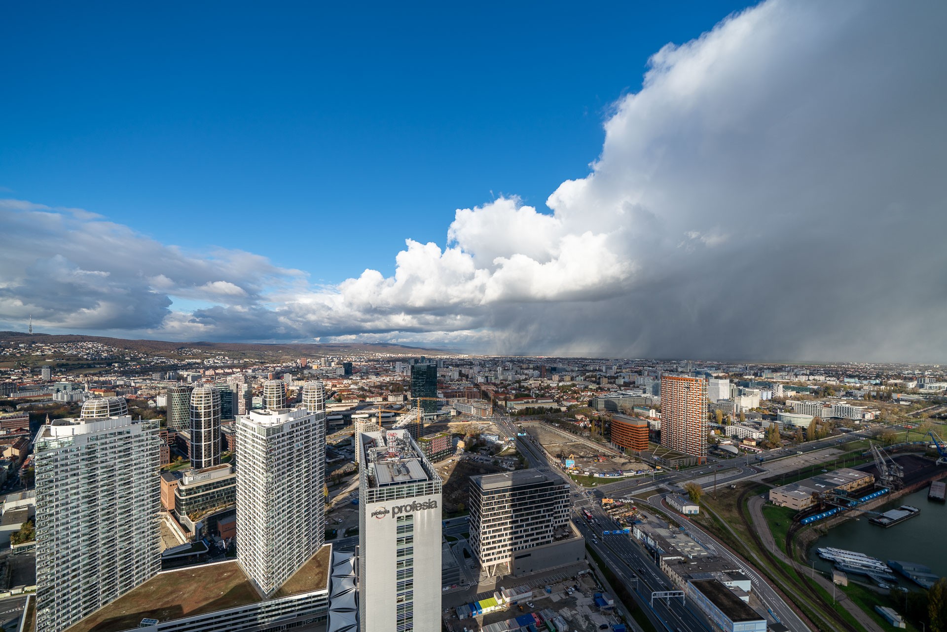 Pri Moste Apollo zvažuje developer postaviť dva mrakodrapy, jeden s výškou 260 metrov ...