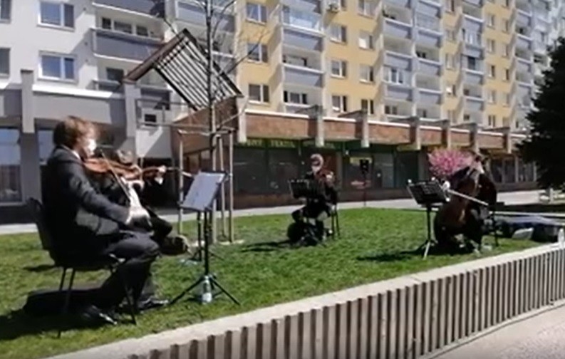 VIDEO: Vo Vrakuni dnes mali symfonický koncert priamo pod oknami... | Vrakuňa | Mestské časti ...