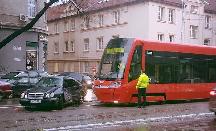 FOTO: Vodič električky prehovoril o nehode na Vajnorskej, pri ktorej ...