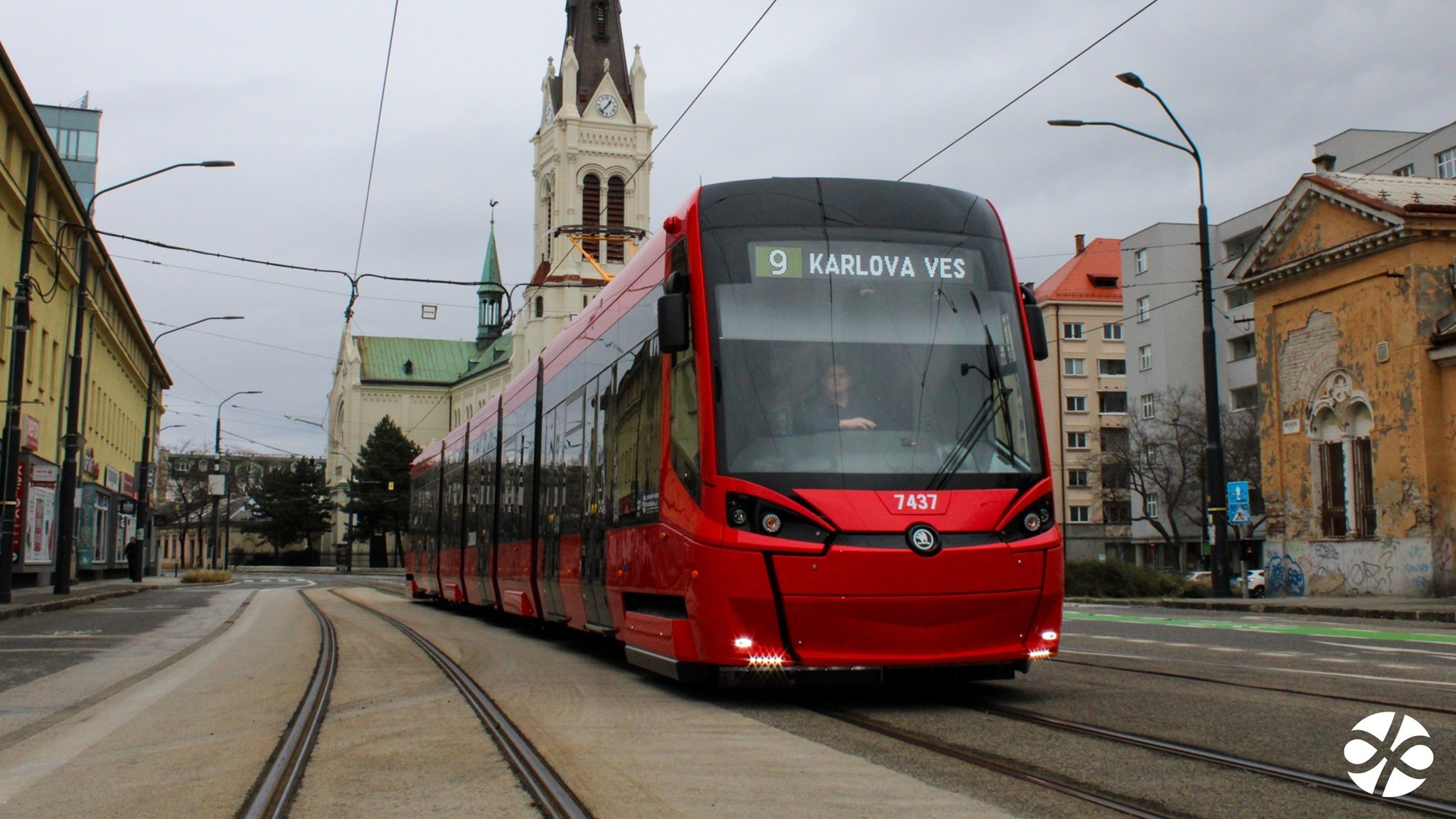 V uliciach už premávajú nové električky. Aké v nich nájdete inovácie? | Bratislava | Mestské ...