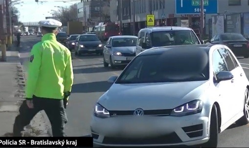 VIDEO: Policajti si posvietili na vodičov jazdiacich v bus pruhu na Gagarinovej | Bratislavské ...