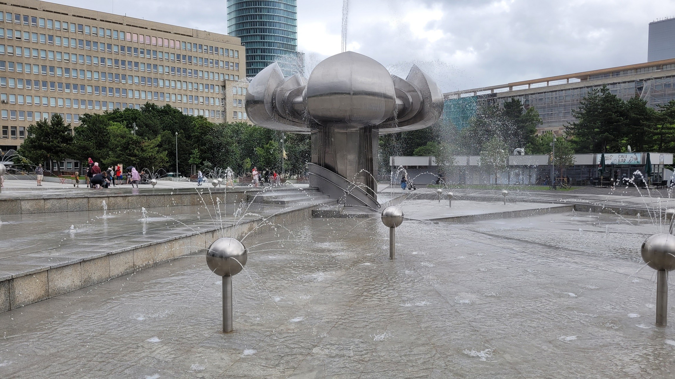 VIDEO: Fontána Družba slávnostne ožila, Na Námestie slobody sa po 16 ...