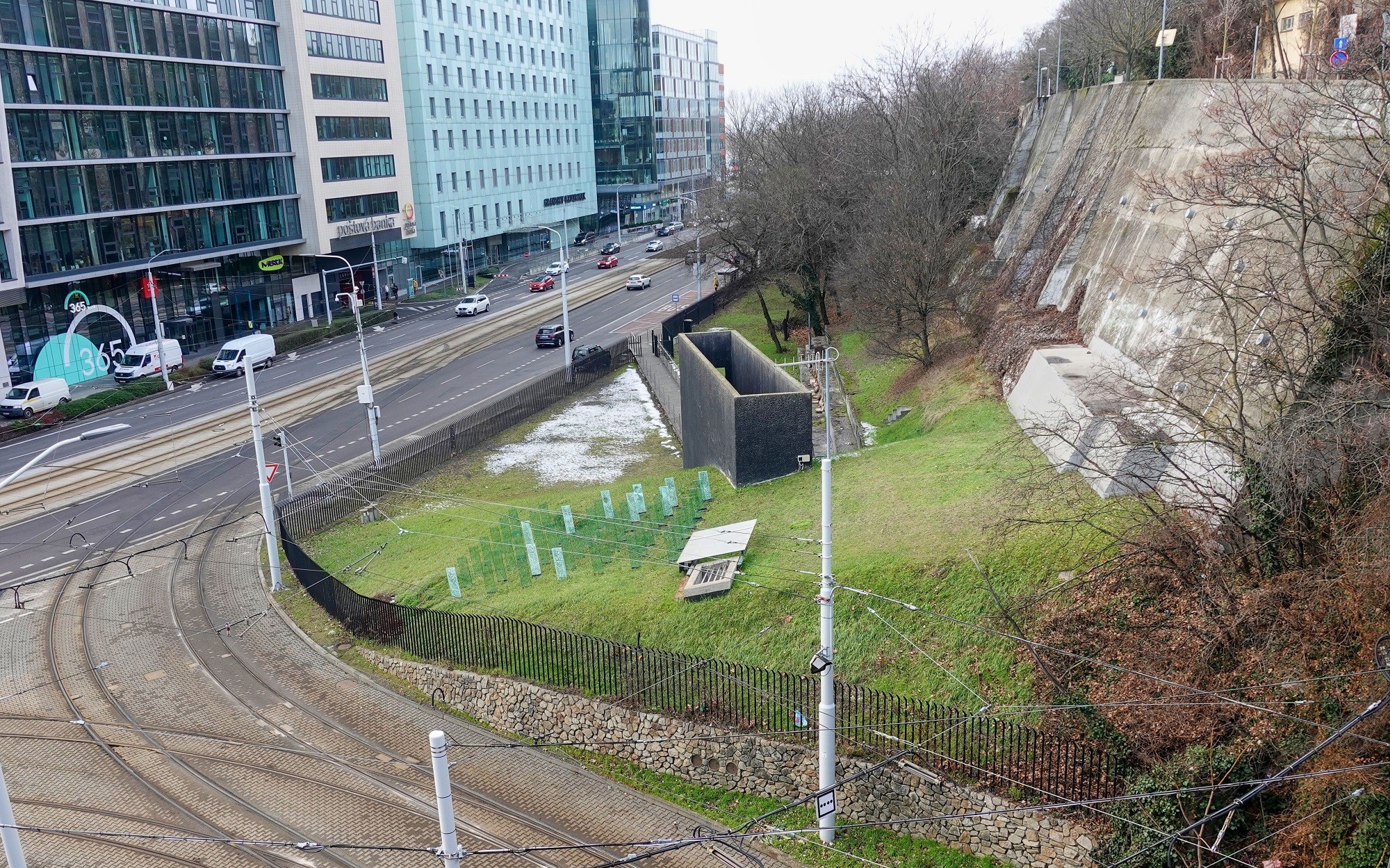 Veľká premena miesta, kde stojí pamätník Chatama Sofera: Porovnajte si ...