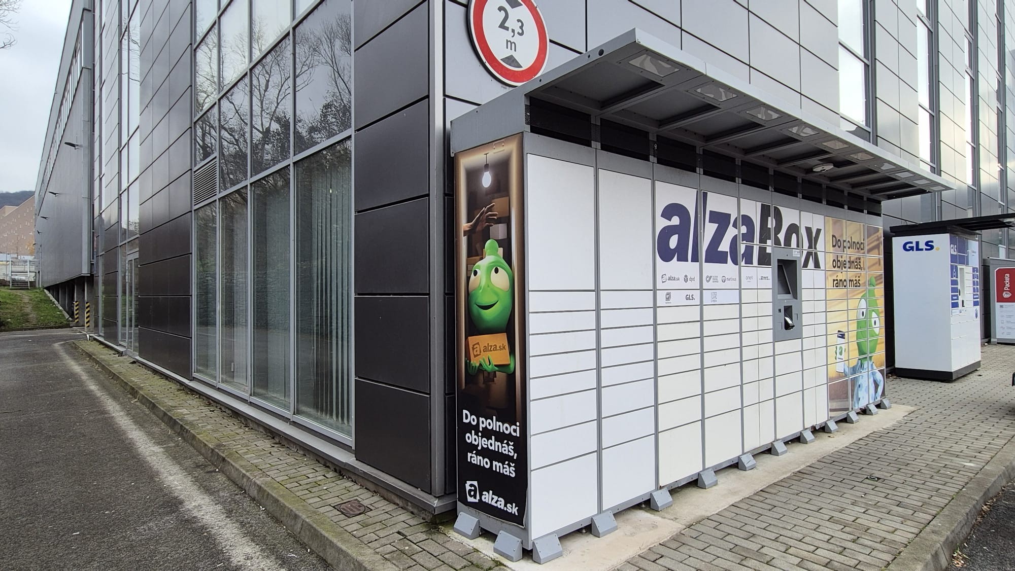 Slovenská pošta rozširuje sieť samoobslužných zariadení o AlzaBoxy ...