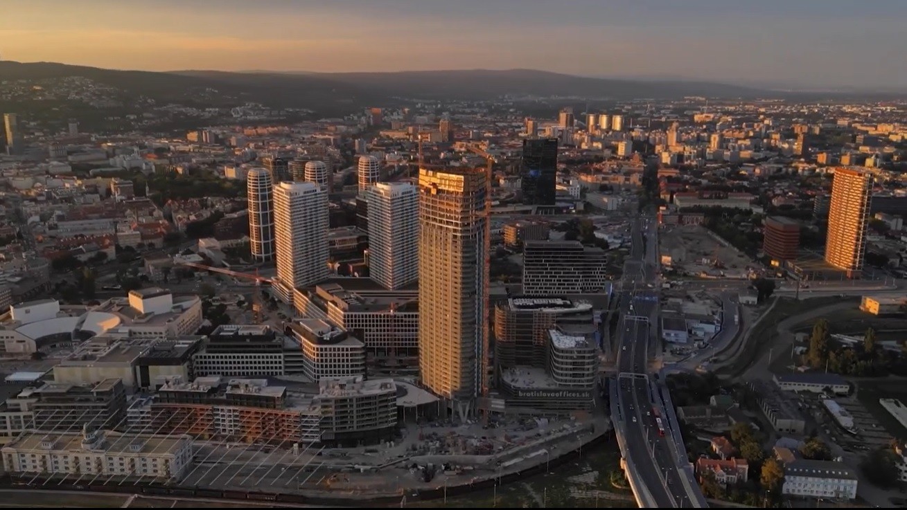 Slovensko má prvý mrakodrap. Eurovea Tower už dosahuje výšku 150 metrov ...