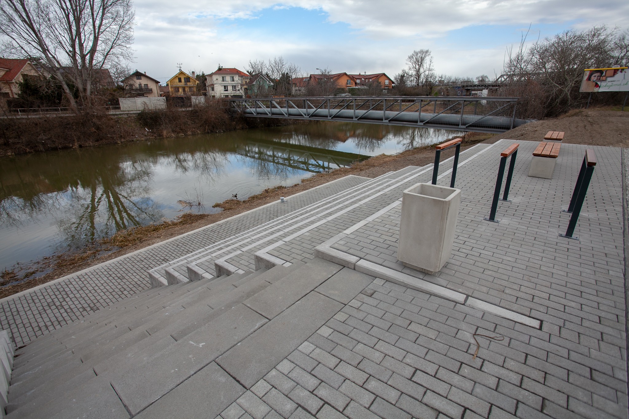 VIDEO a FOTO: Vo Vrakuni na brehu Malého Dunaja pribudla oddychová zóna | Samospráva ...