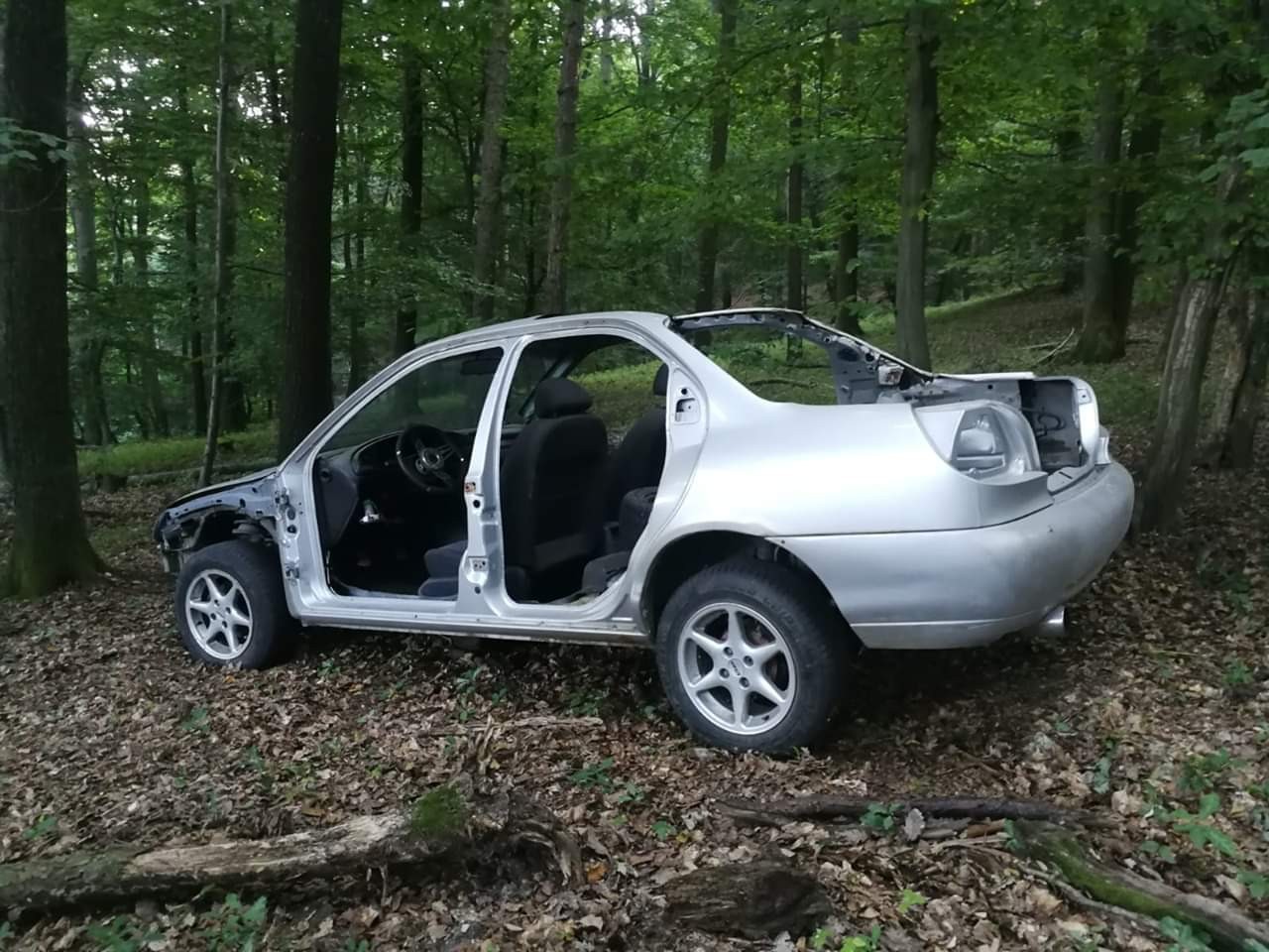Vrak auta v lese nad Račou: Policajti odhalili, kto ho tam asi odpratal ...