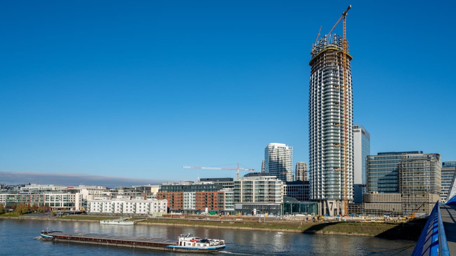 Mrakodrap Eurovea Tower už dosiahol maximálnu výšku, v spodných bytoch ...