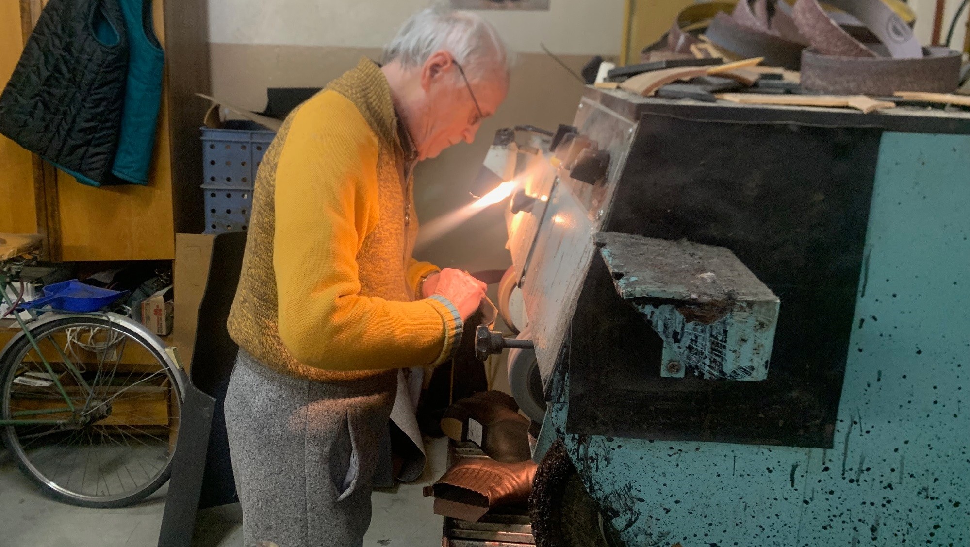 Čaro maličkej prevádzky: Už 33 rokov opravuje v Petržalke topánky 80 ...