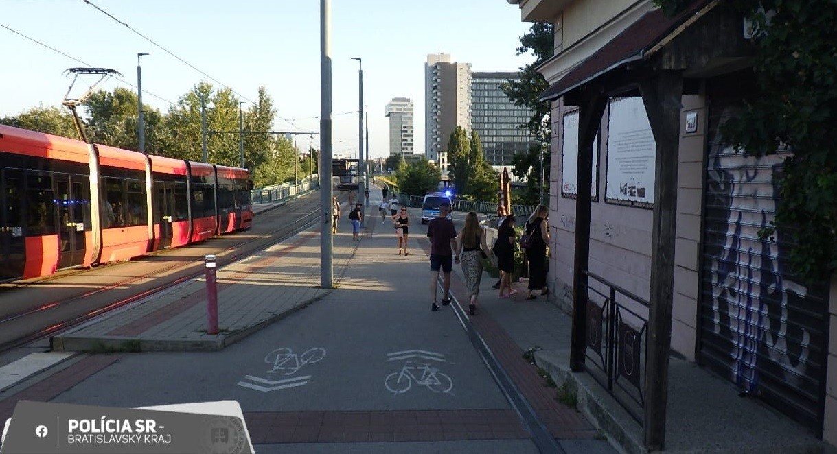 Vážna nehoda pri Starom moste: Cyklista narazil do chodca, leží v bezvedomí v nemocnici ...