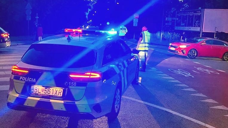 Policajti si po festivale na dunajskom nábreží posvietili na cyklistov a kolobežkárov. Tri ...