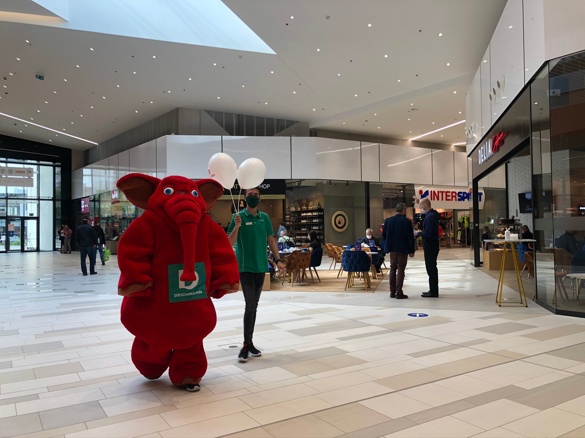 FOTO: V Petržalke otvorili vynovené nákupné centrum Galéria | Petržalka ...