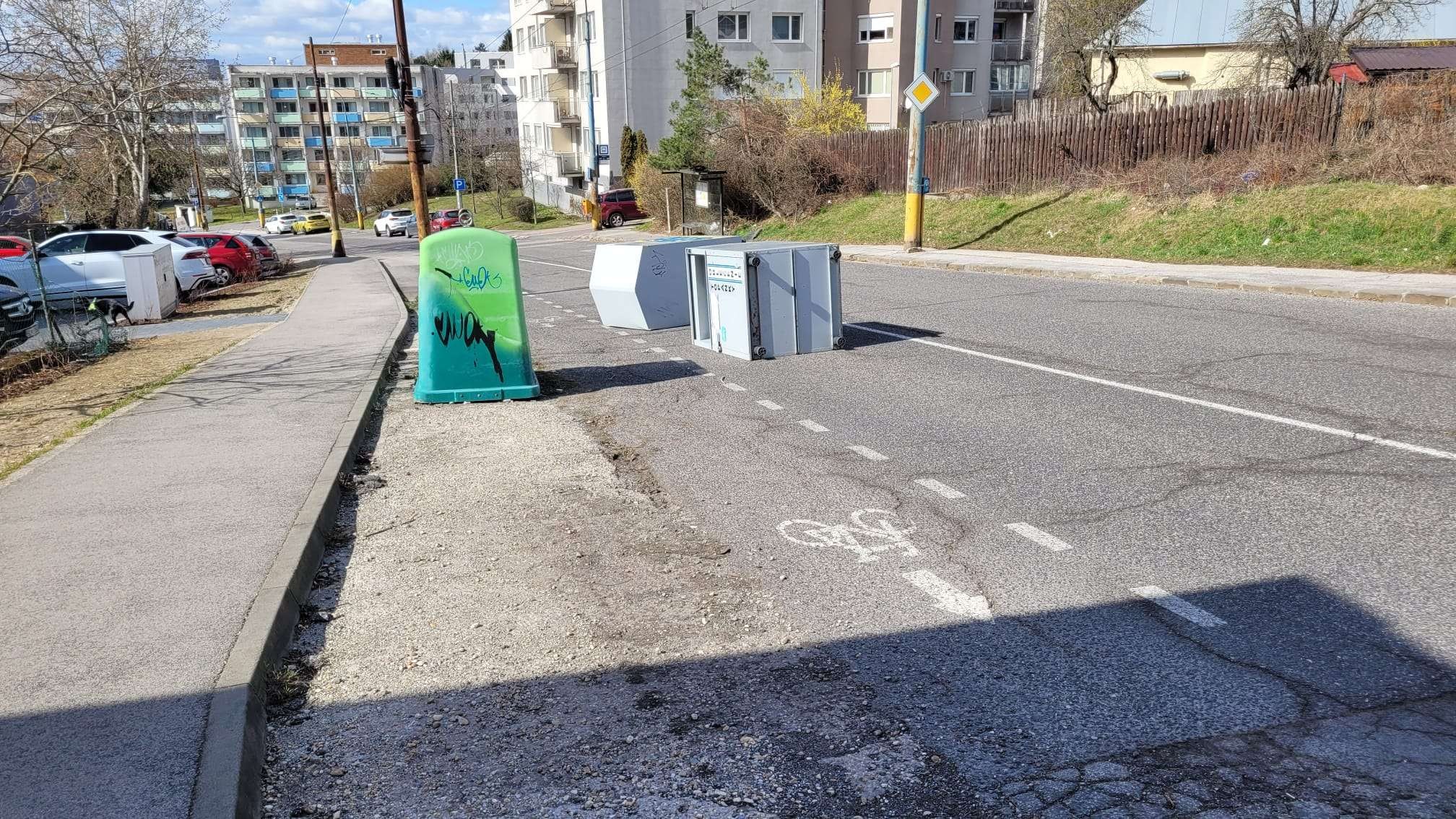 Vietor komplikuje dopravu na niektorých miestach Slovenska vrátane Bratislavy | Bratislavské noviny