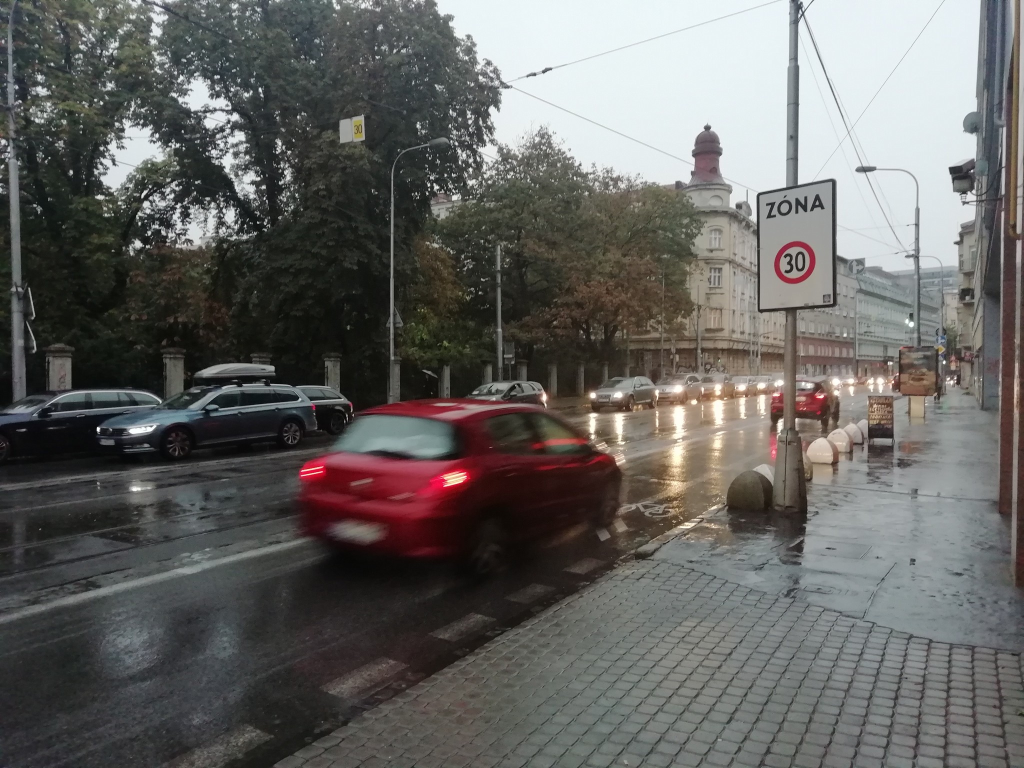 Opäť prepadnutá vozovka: MHD musia z Cintorínskej odkláňať | Staré Mesto | Mestské časti ...