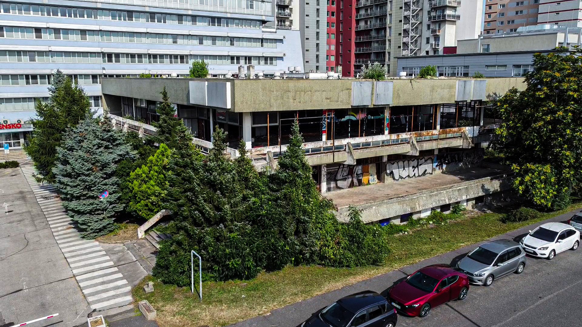 FOTO Už ju búrajú! Spustošená budova reštaurácie Bajkal zmizne onedlho navždy | Bratislavské noviny