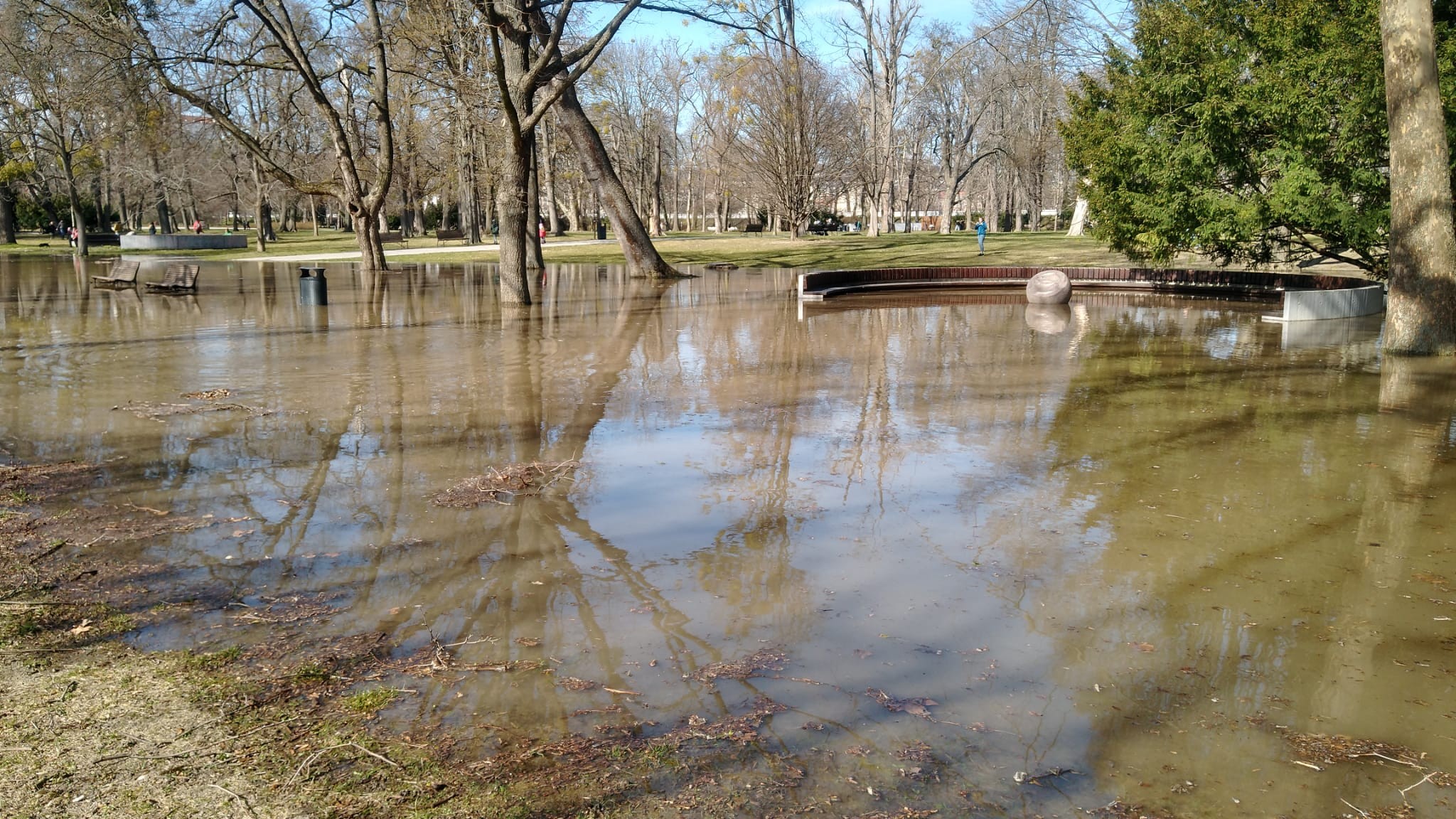 VIDEO a FOTO: Čo sa stalo? Sad Janka Kráľa zaplavila voda | Petržalka | Mestské časti ...